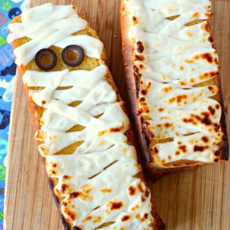 Halloween Garlic Bread - Easy Cheesy Mummy! | Salty Side Dish