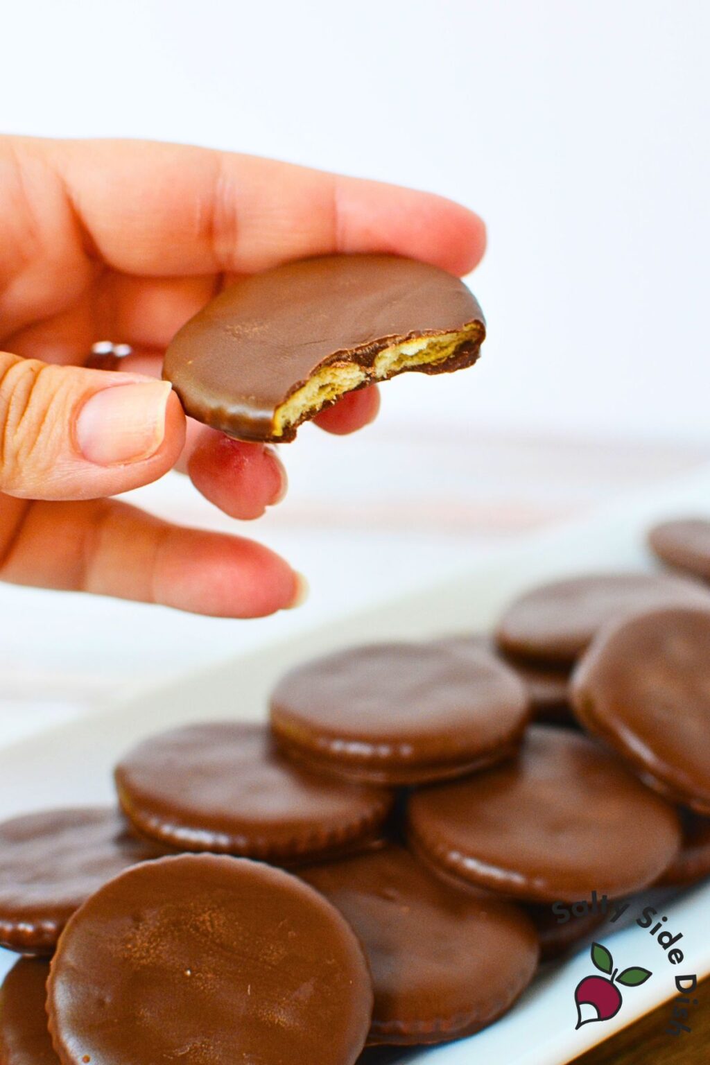 Ritz Cracker Thin Mints – Easy Homemade 2 Ingredient Copycat